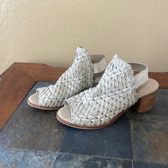Very Volatile | Shoes | Very Volatile Brinkley Stone Leather Woven Open ...